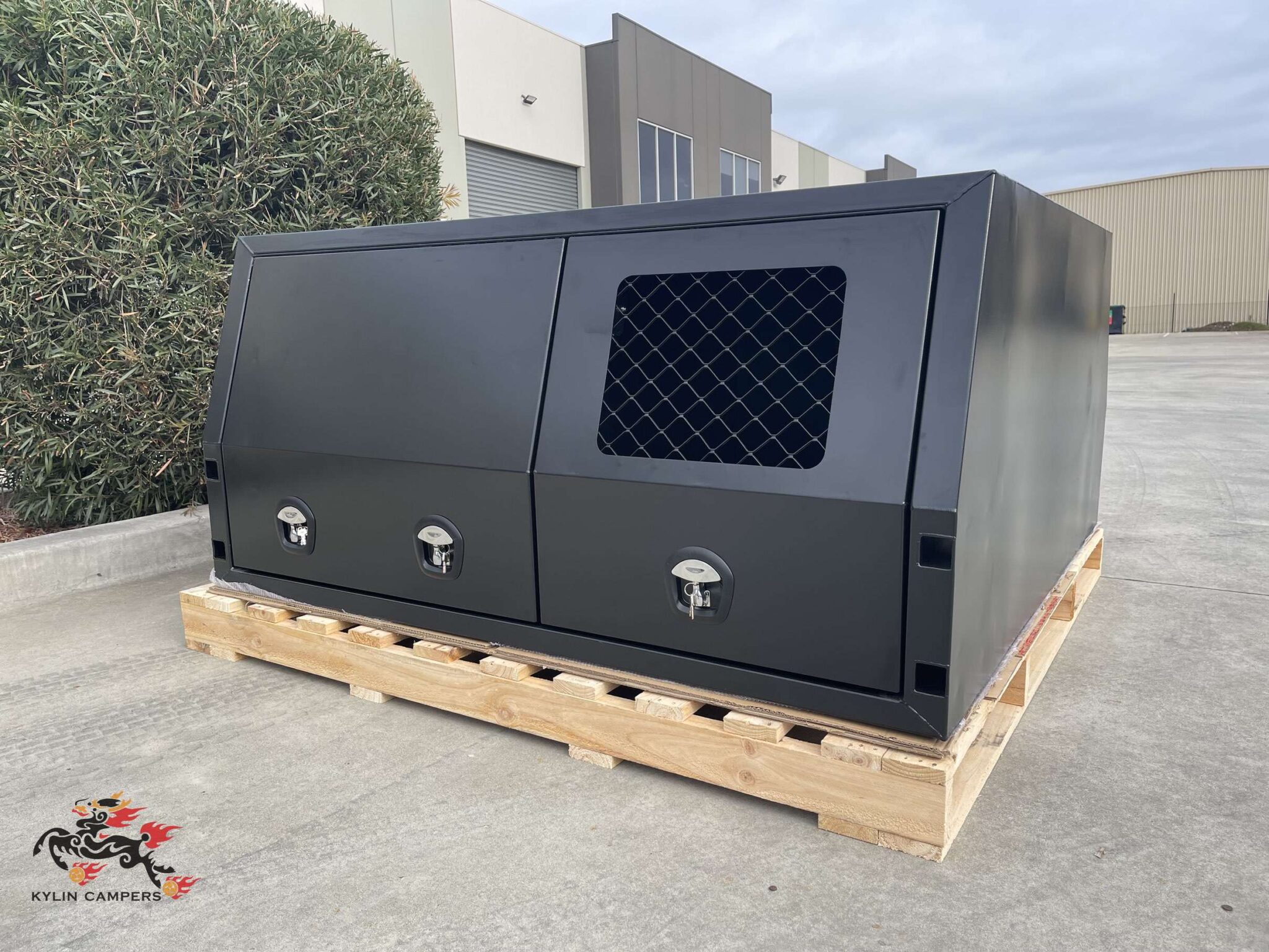 1800L Dual Cab Jack Off Black Alloy Jack off Canopy with 1 dog box ...